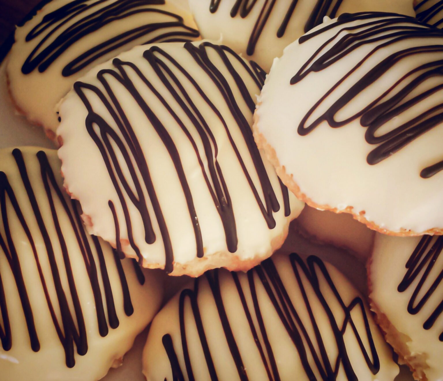 Biskvi with lemon buttercream and white chocolate - Fika with M