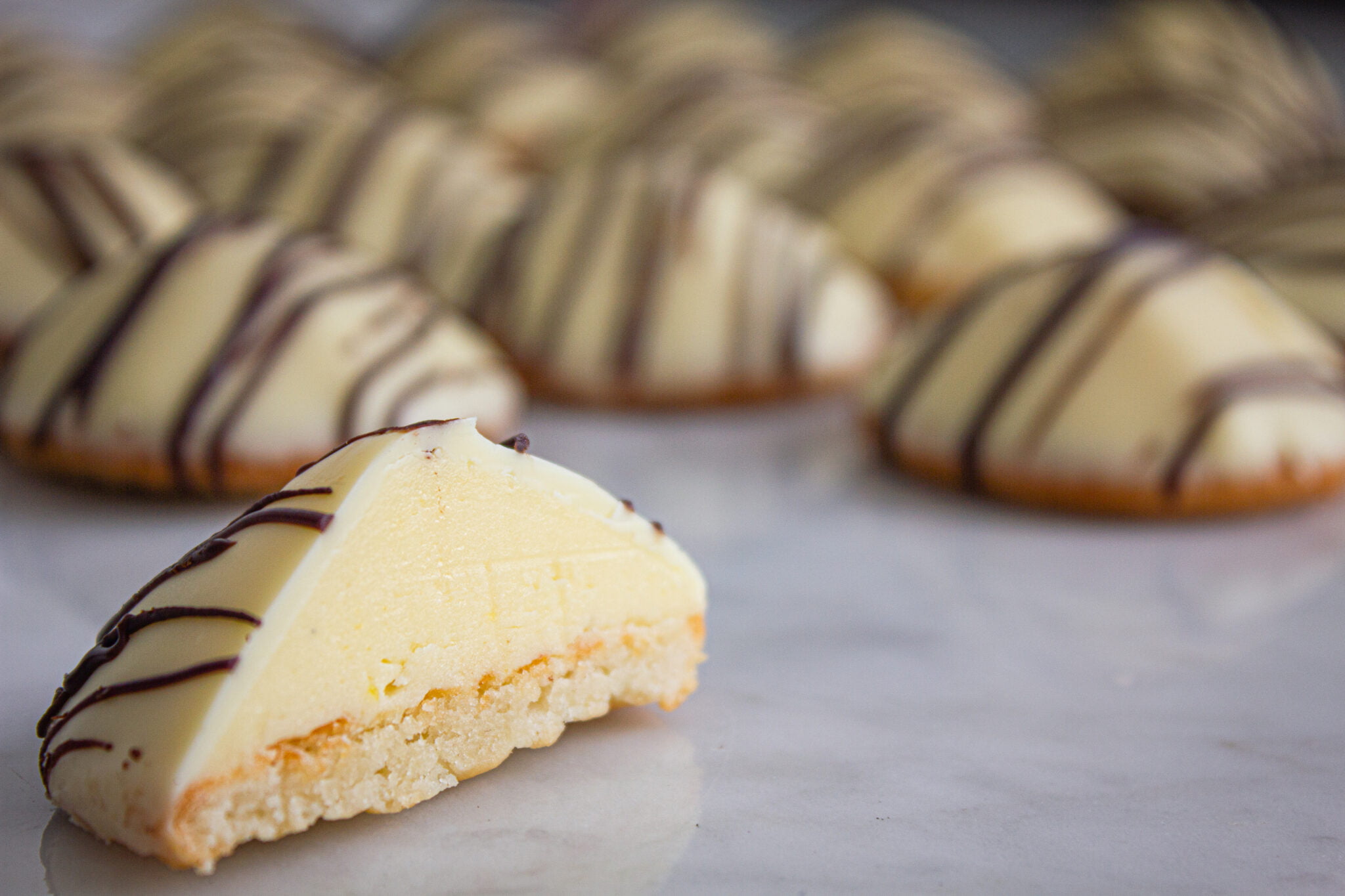 Biskvi with lemon buttercream and white chocolate - Fika with M