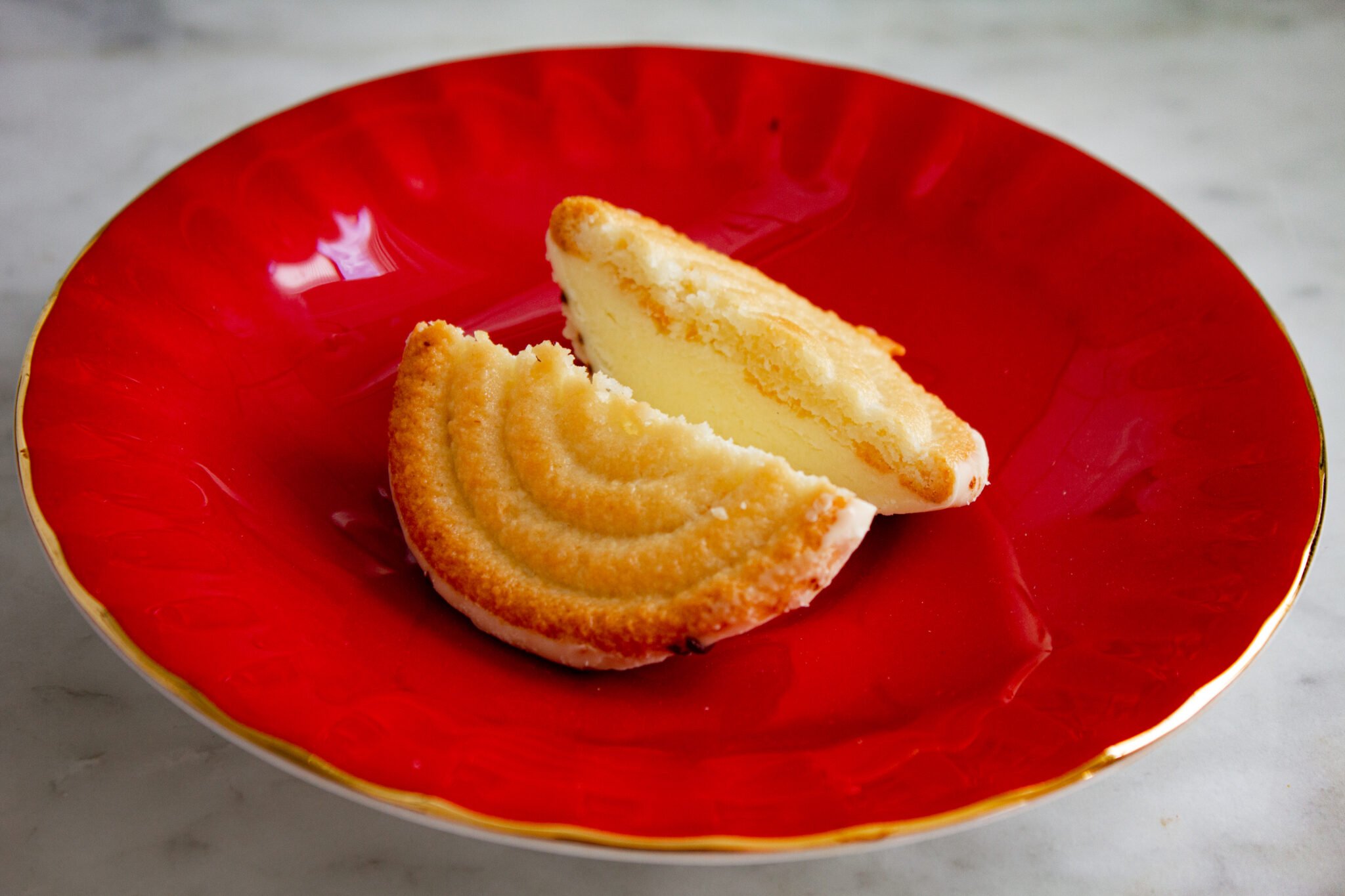 Biskvi with lemon buttercream and white chocolate - Fika with M